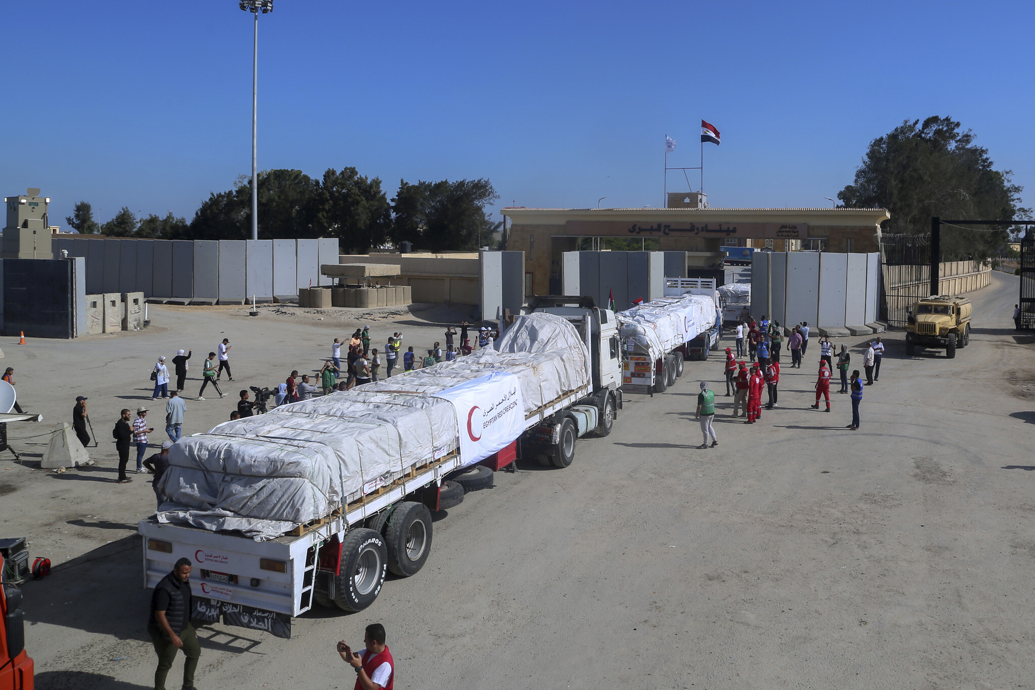 Humanitarian Support: 60 Trucks Cross Egyptian Rafah Border Today ...